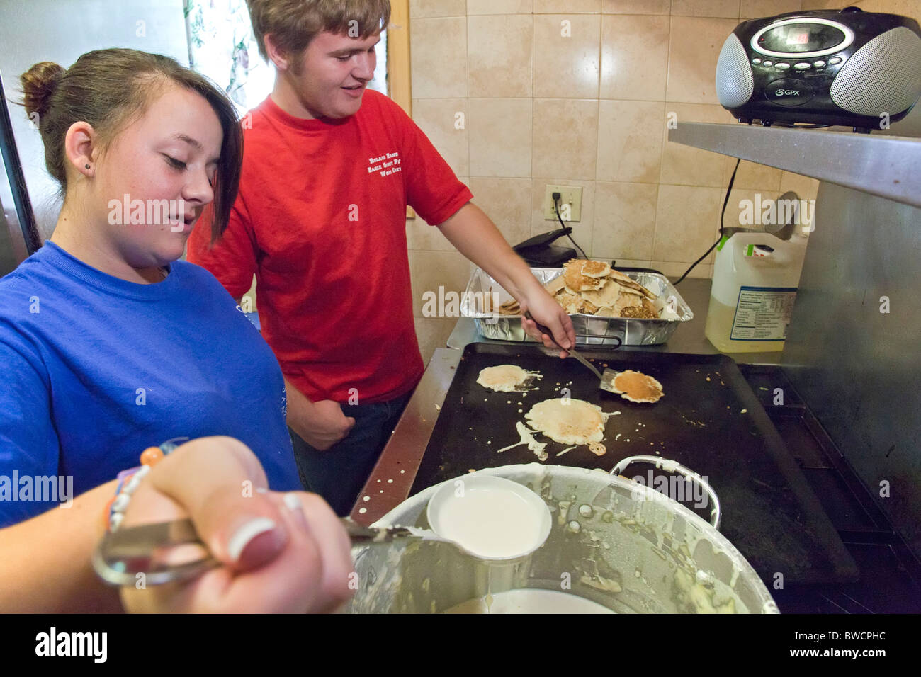 Volunteers Cook Meal at Homeless Shelter Stock Photo - Alamy
