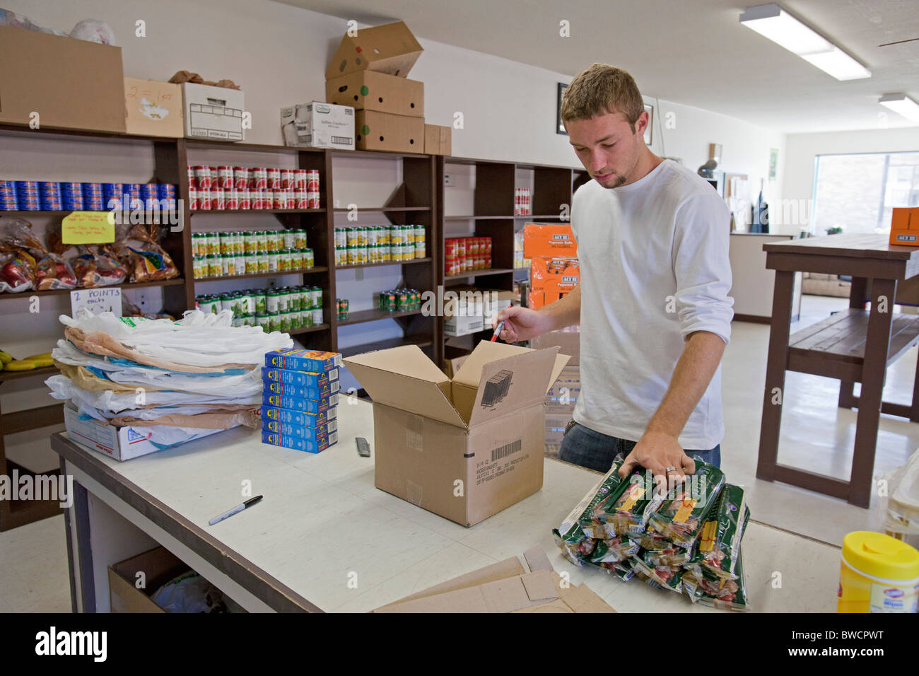 Food bank volunteer hi-res stock photography and images - Alamy