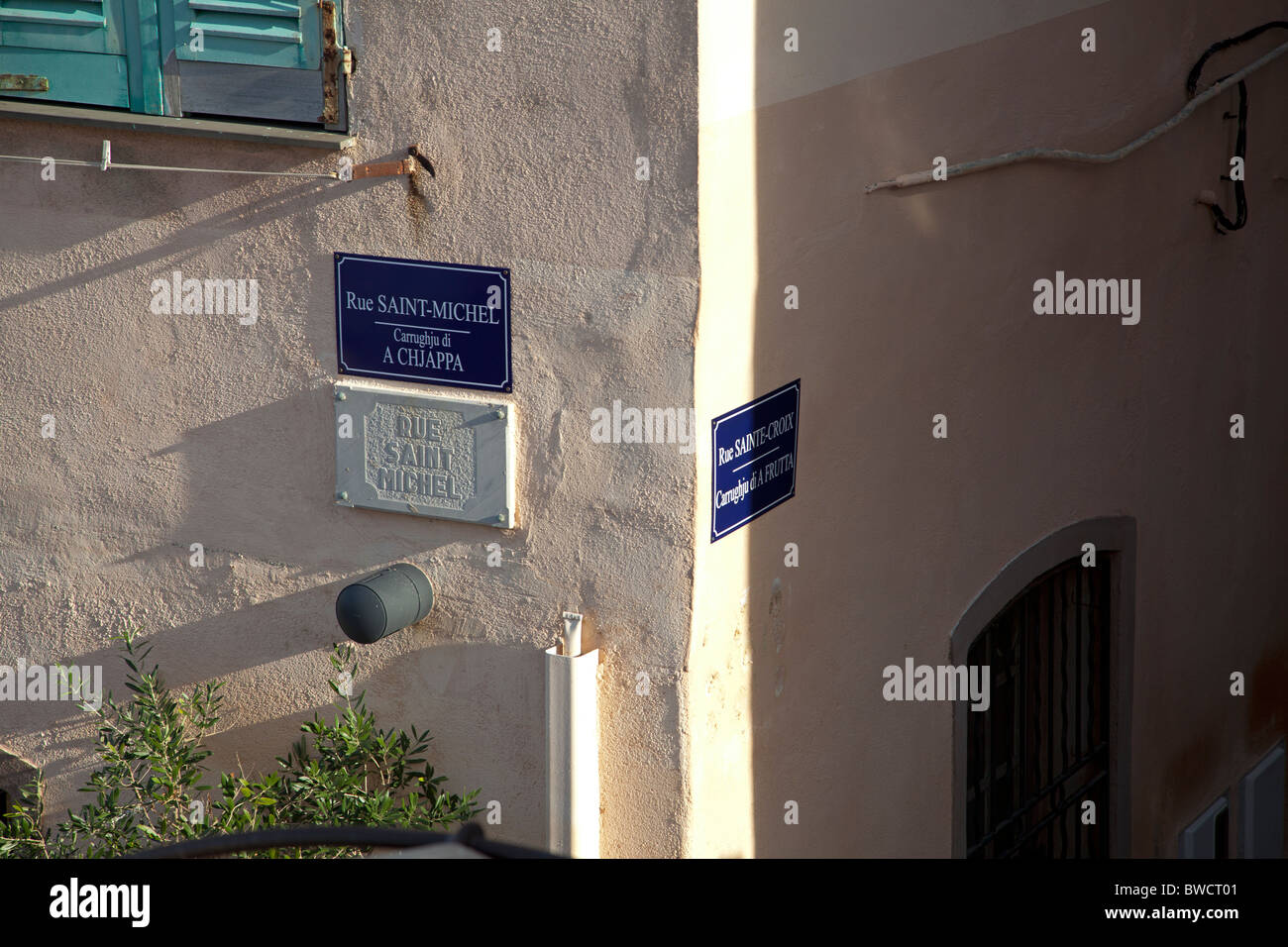 Dual language signs hi-res stock photography and images - Alamy