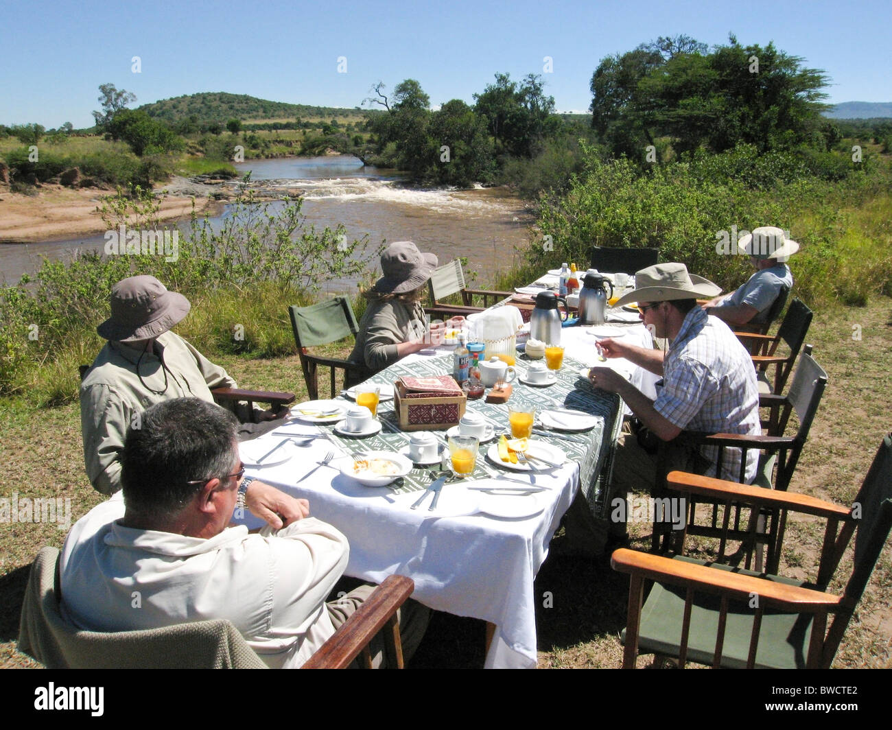 Tourists on safari and having lunch next to the Mara river in the Masai ...