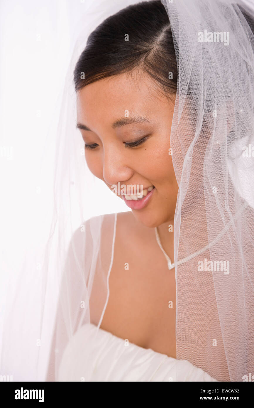 Asian bride wearing veil hi-res stock photography and images - Alamy