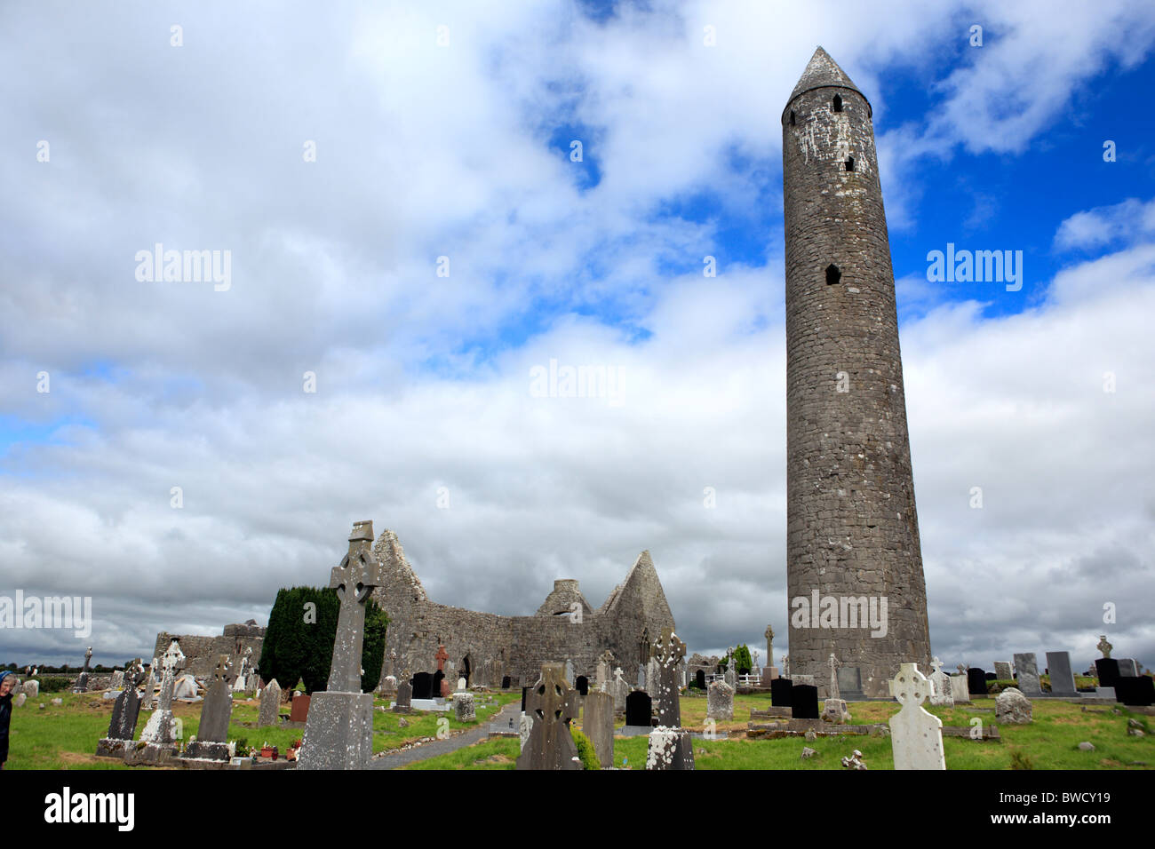Round tower medieval church hi-res stock photography and images - Alamy