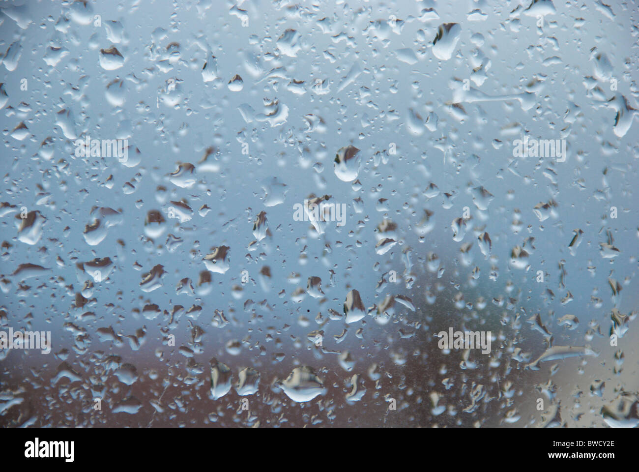 Water droplets on window screen hi-res stock photography and images - Alamy