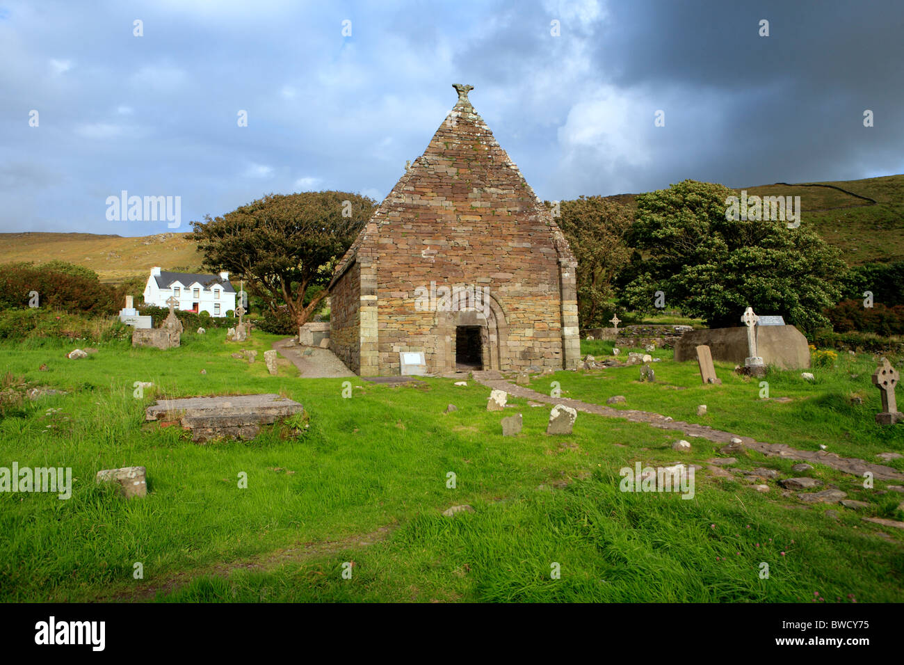 Kilmalkedar church (12th century), Dingle peninsula, Kerry county ...
