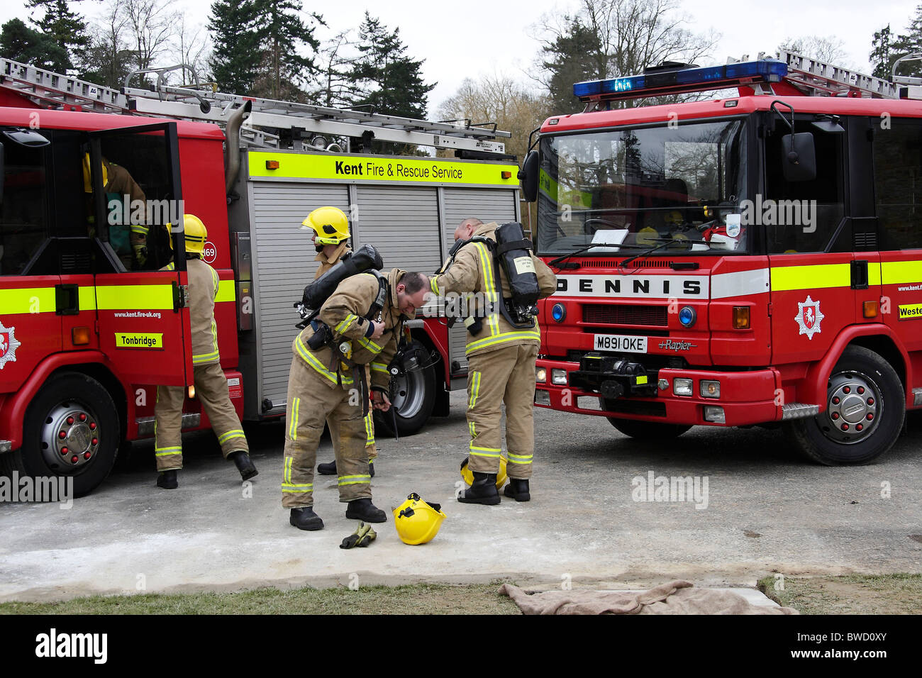 Fire crew putting on equipment Stock Photo - Alamy