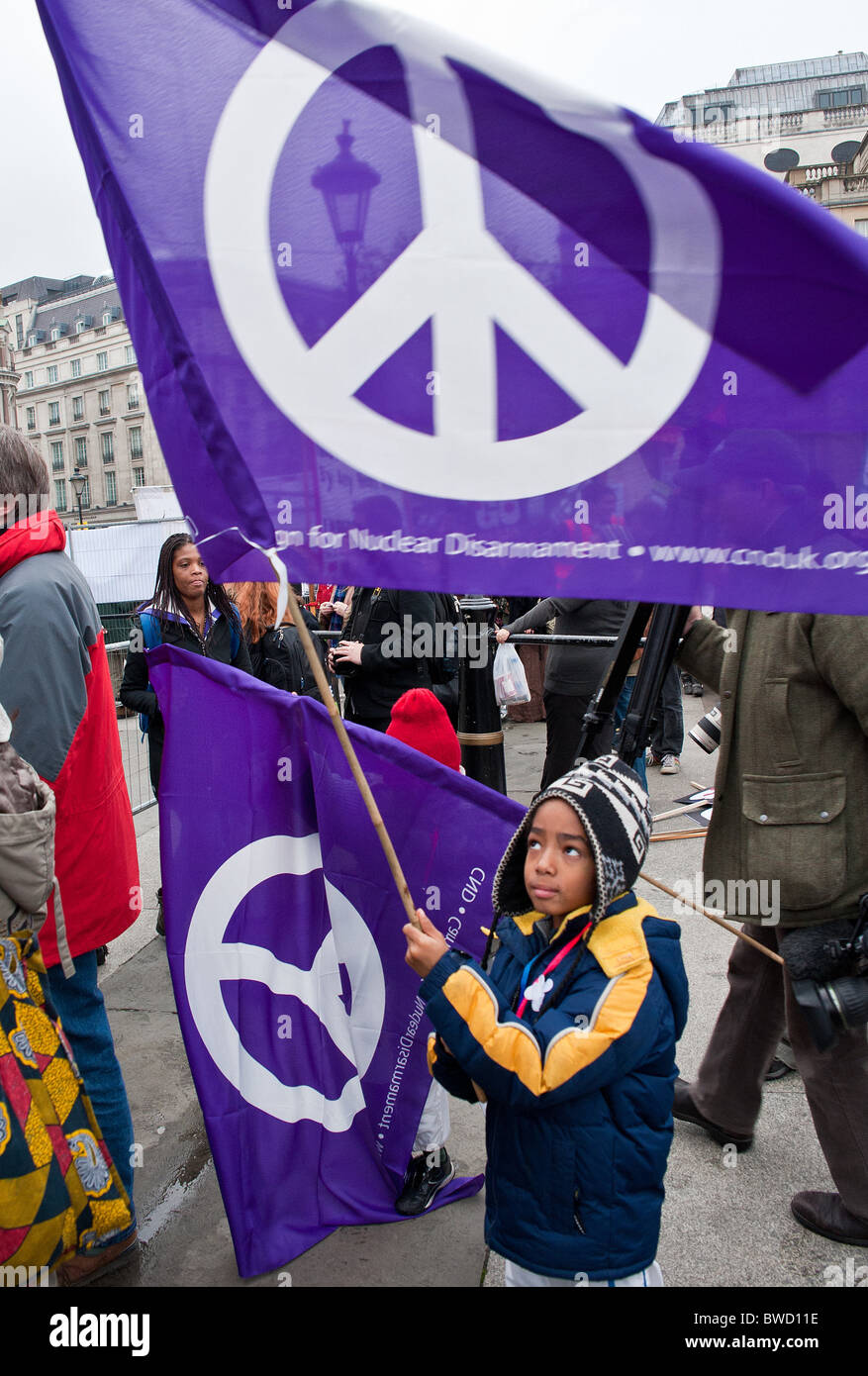 20/11/2010 A young boy waves a CND flag during the Afghanistan: Time to ...