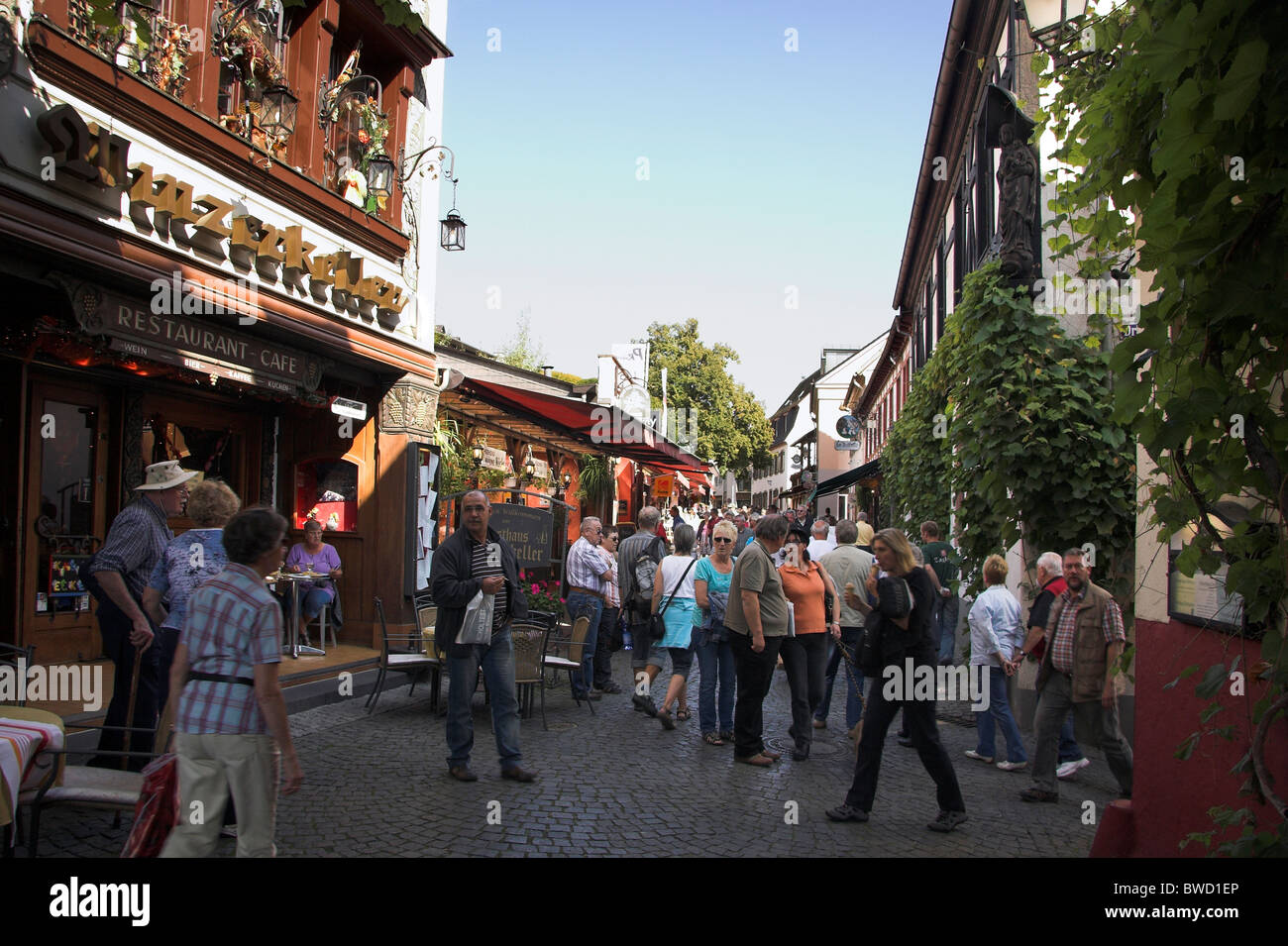 Busy street full of tourists, Oberstrasse, Old Town, Rudesheim, Germany ...