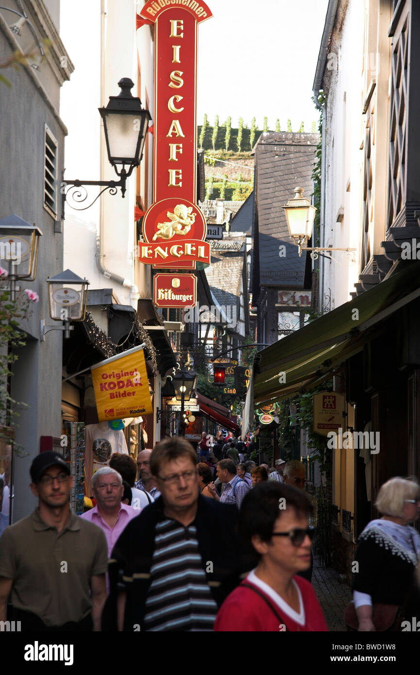 Busy street full of tourists, The Drosselgasse, Old Town, Rudesheim ...