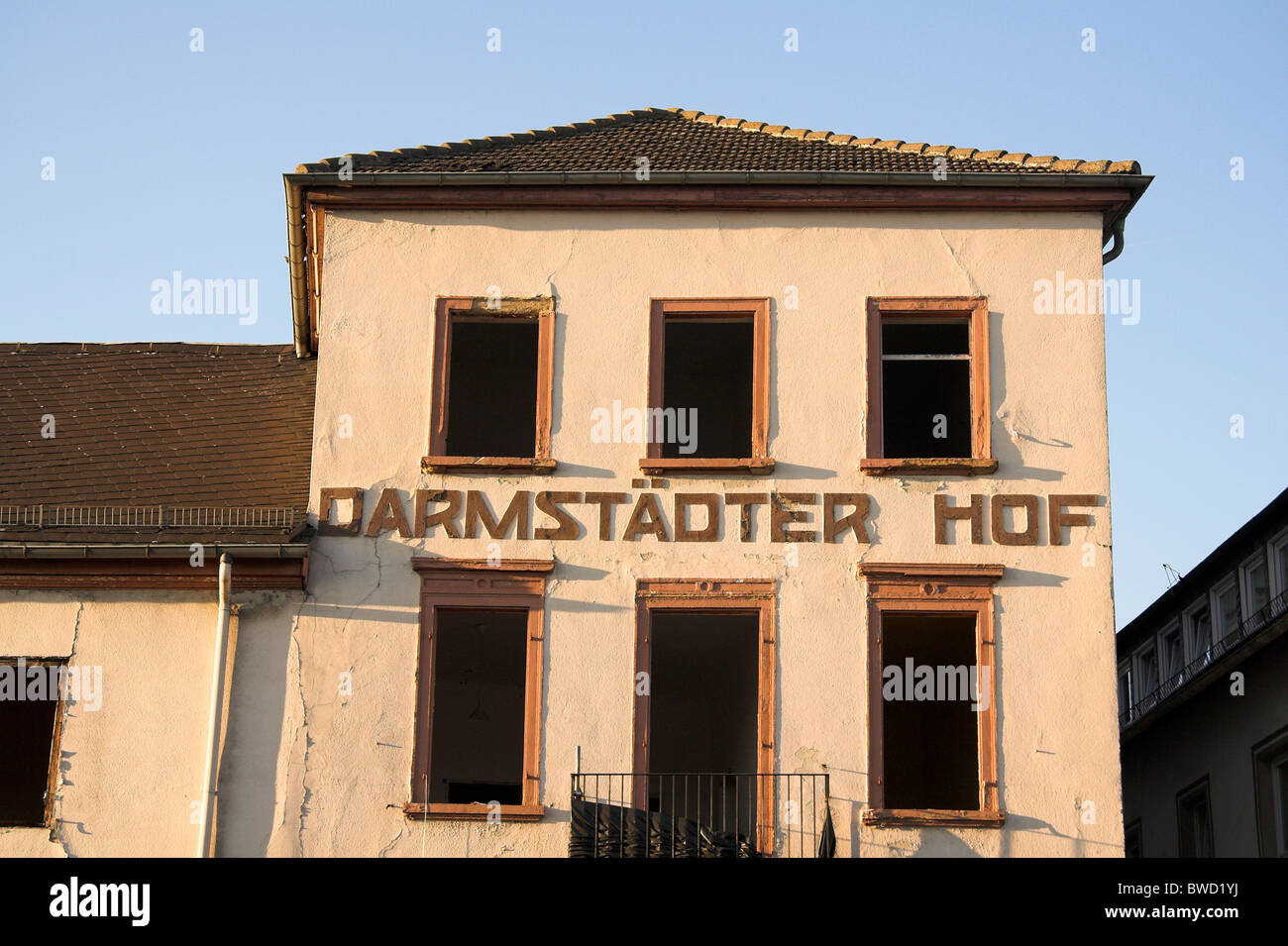 Windowless facade hi-res stock photography and images - Alamy