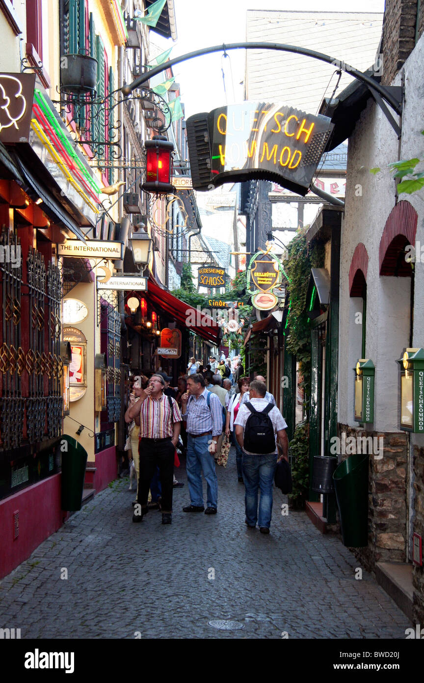 Busy street full of tourists, The Drosselgasse, Old Town, Rudesheim ...
