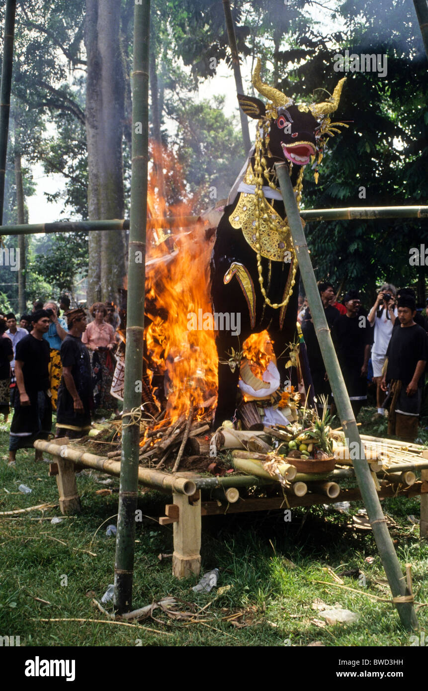 Bali cremation pyre fire hi-res stock photography and images - Alamy