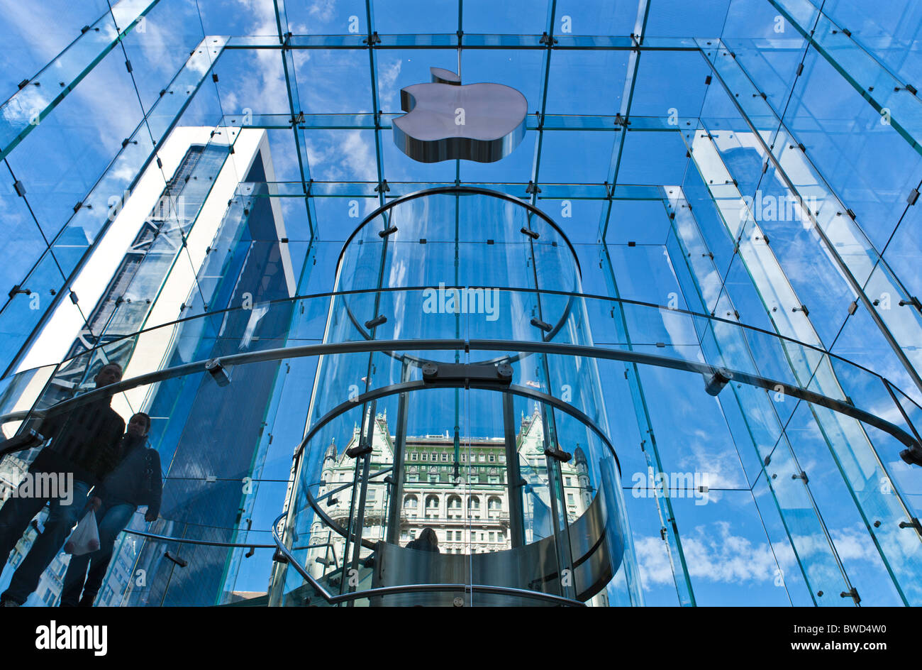 U.S.A., New York, Manhattan, 5th Avenue, the Apple store Stock Photo ...