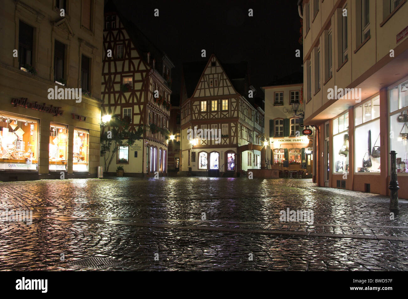 Cobbled square, half-timbered house, Mainz at night, Germany Stock ...