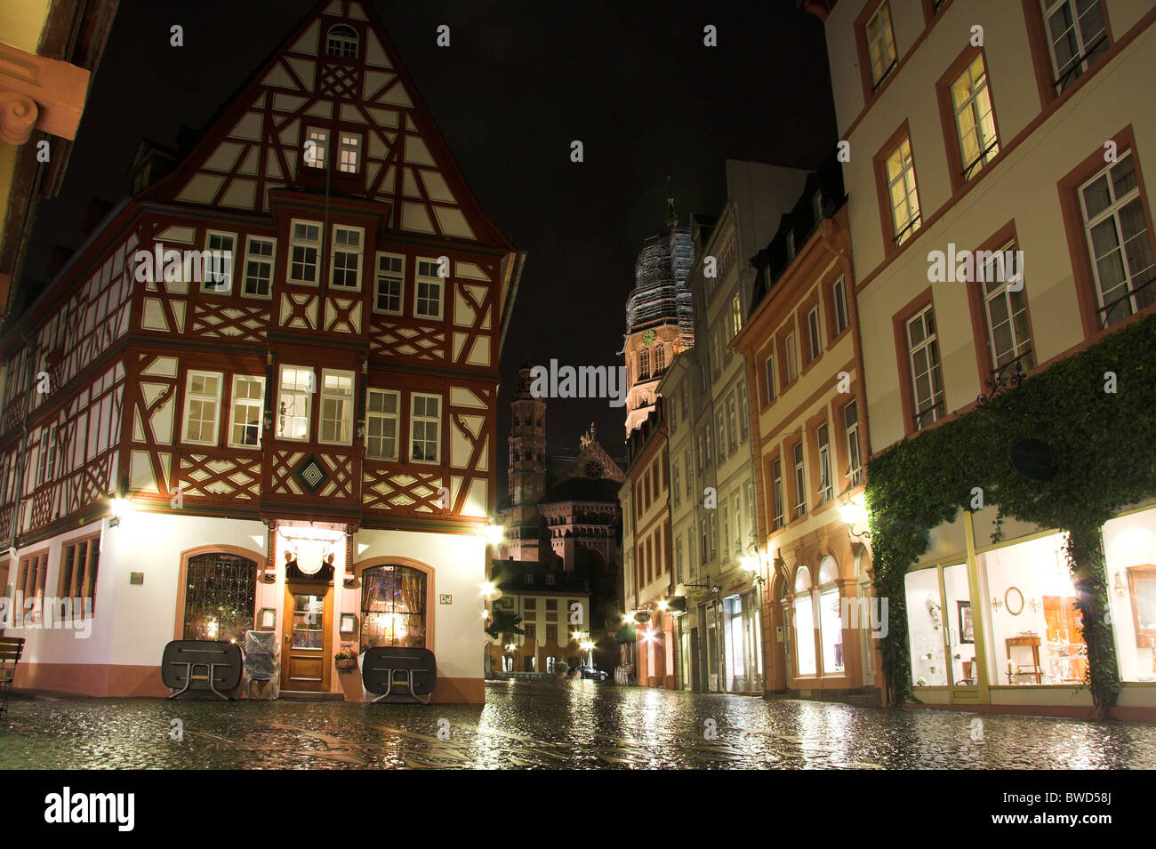 Cobbled square, half-timbered house, Mainz at night, Germany Stock ...