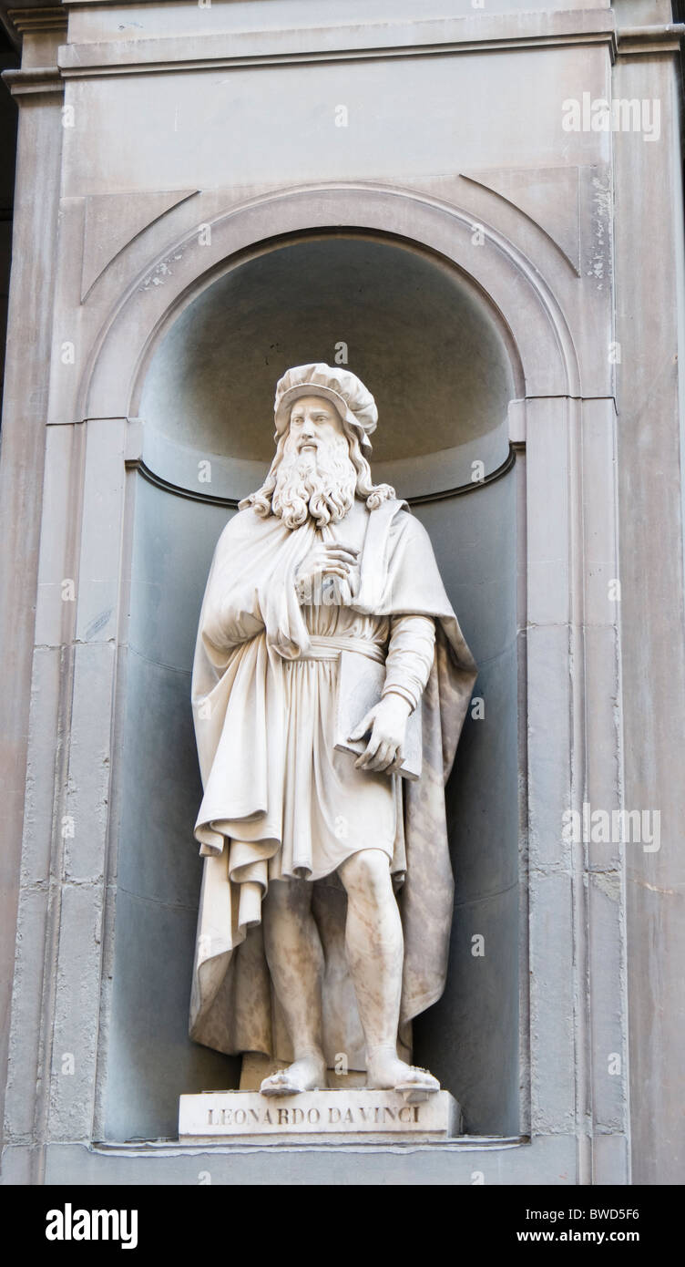 Statue of Leonardo Da Vinci at the Uffizi. There are 28 statues of ...