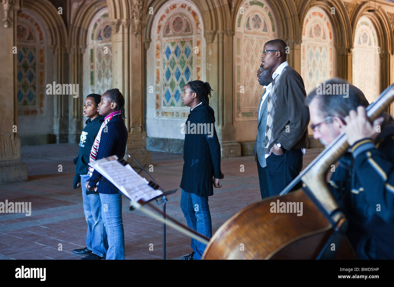 U.S.A., New York, Manhattan, a coir singers in the Central Park Stock ...