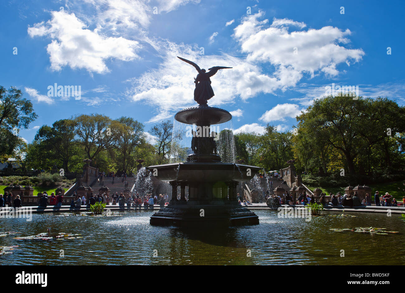 U.S.A., New York, Manhattan, the fountain of the main square in Central ...