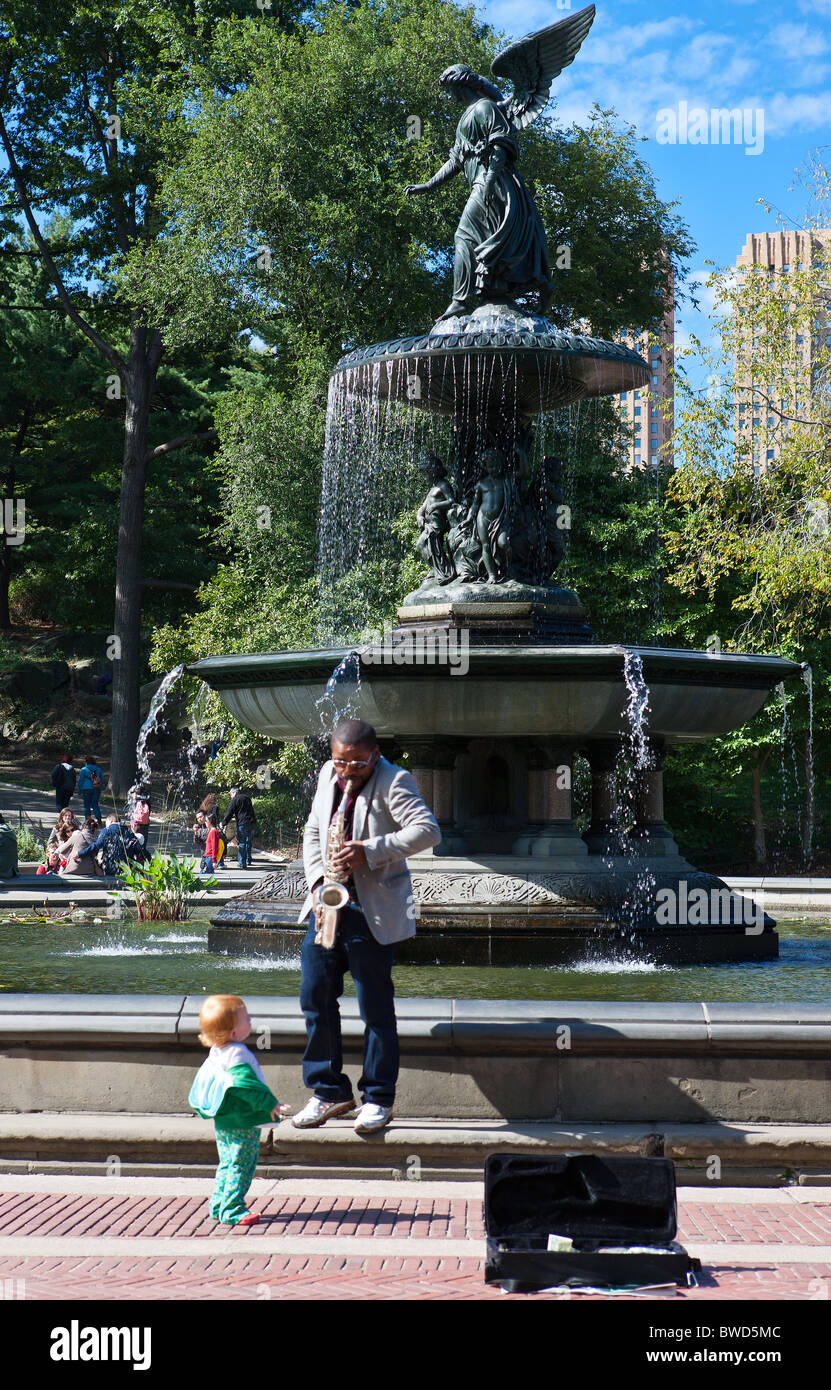 U.S.A., New York, Manhattan, the fountain of the main square in Central ...