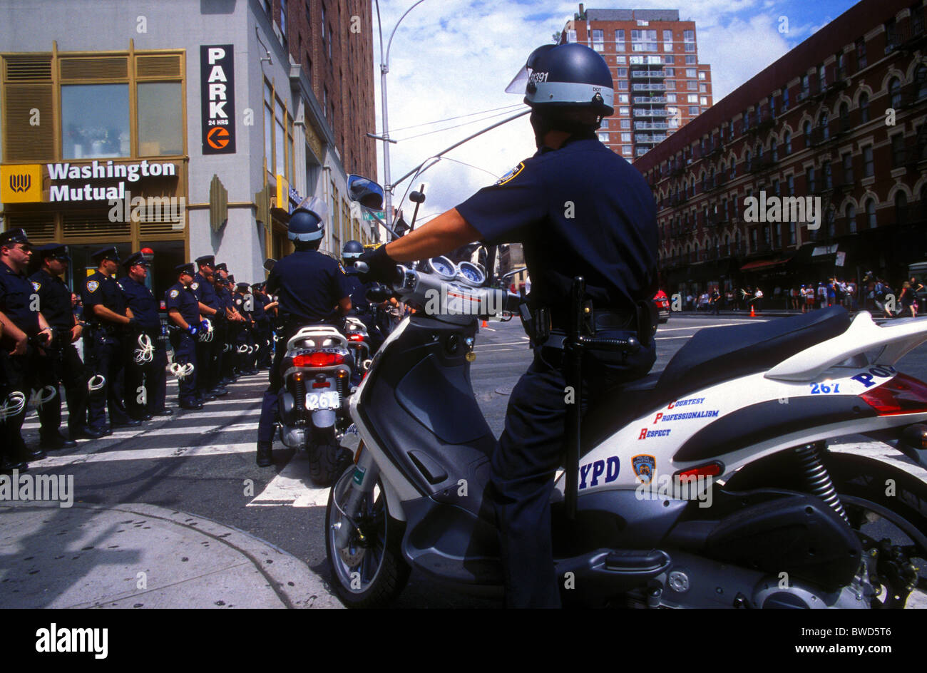 Nypd Motorcycle Stock Photos & Nypd Motorcycle Stock Images - Alamy
