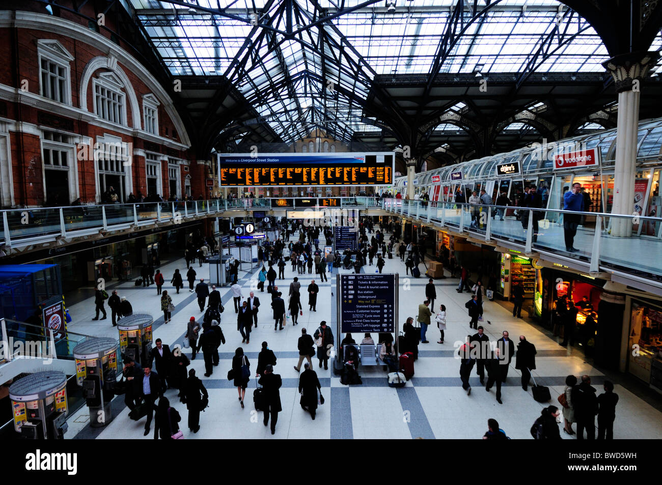 Liverpool street station concourse hi-res stock photography and images ...