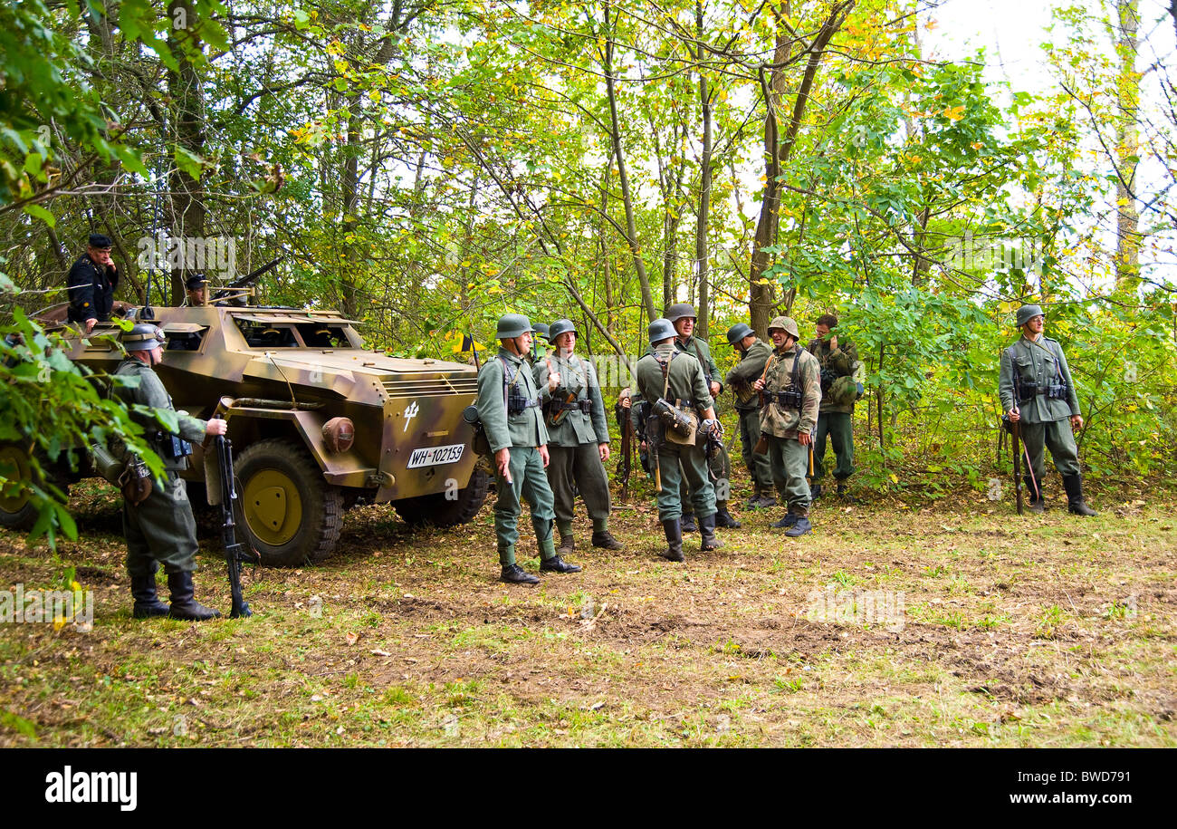 Ww2 wwii soldiers forest war hi-res stock photography and images - Alamy