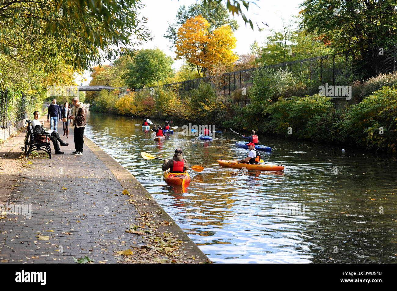 Canoes on Regents Park Canal, North London Stock Photo - Alamy