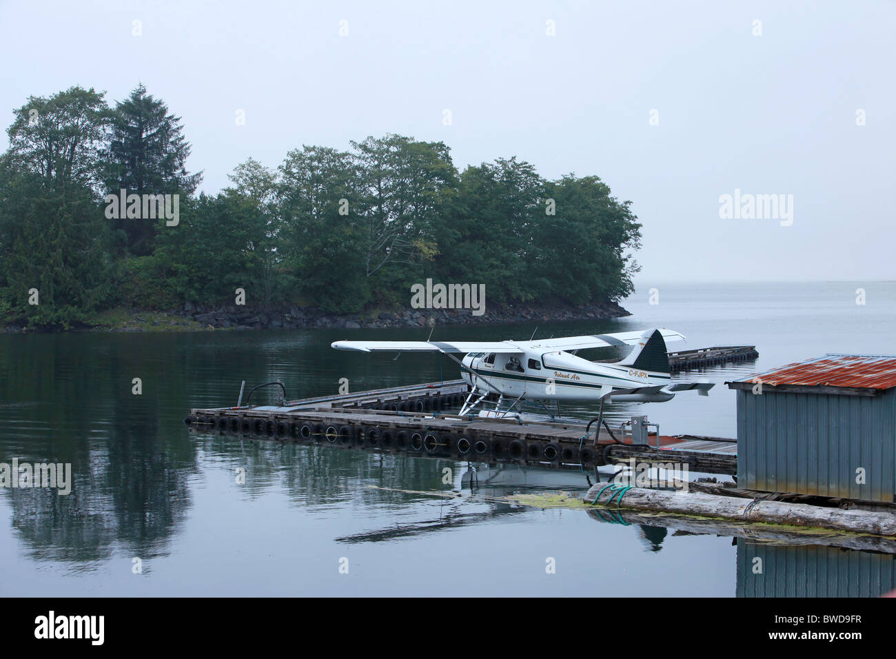 Float plane at dock hi-res stock photography and images - Alamy
