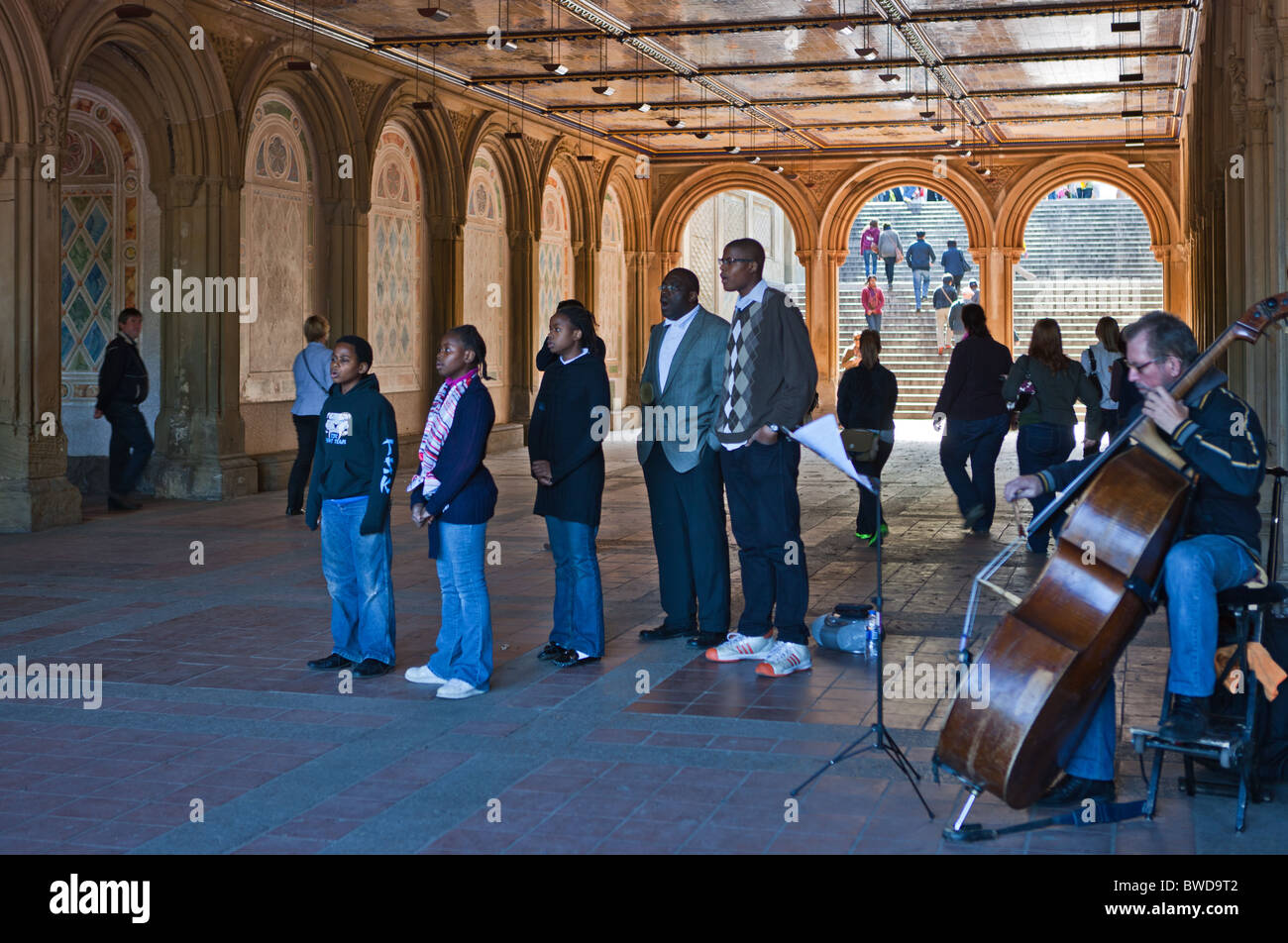 U.S.A., New York, Manhattan, a coir singers in the Central Park Stock ...
