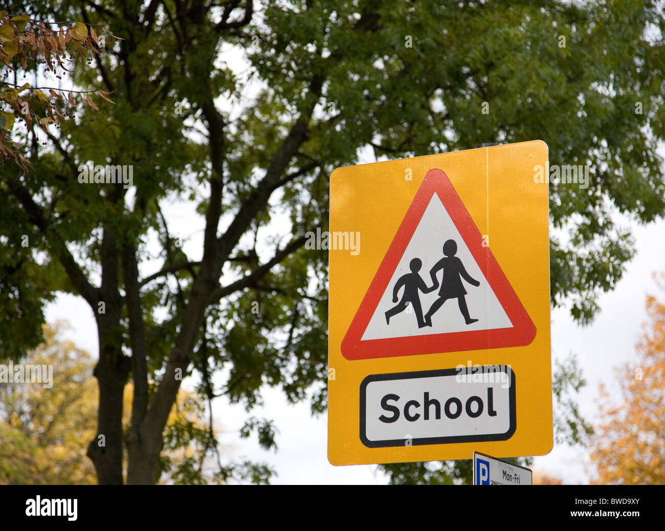 Road signs warning school children hi-res stock photography and images ...