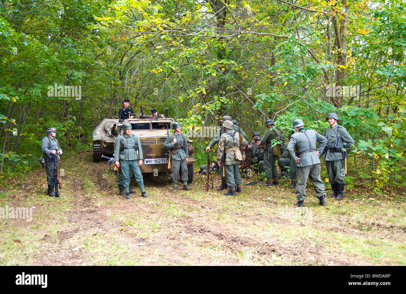 Ww2 wwii soldiers forest war hi-res stock photography and images - Alamy