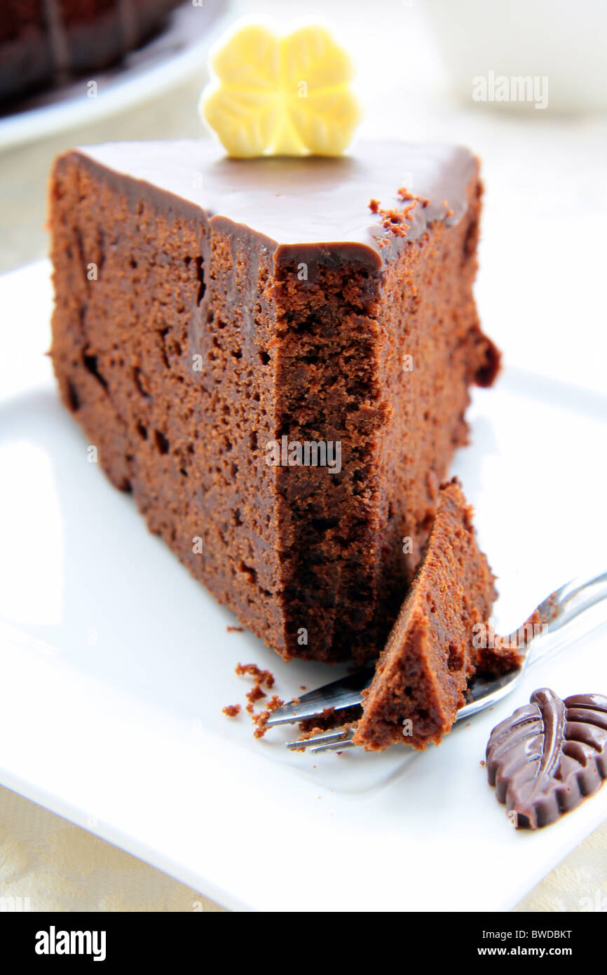 Big chocolate cake with chocolate frosting Stock Photo - Alamy