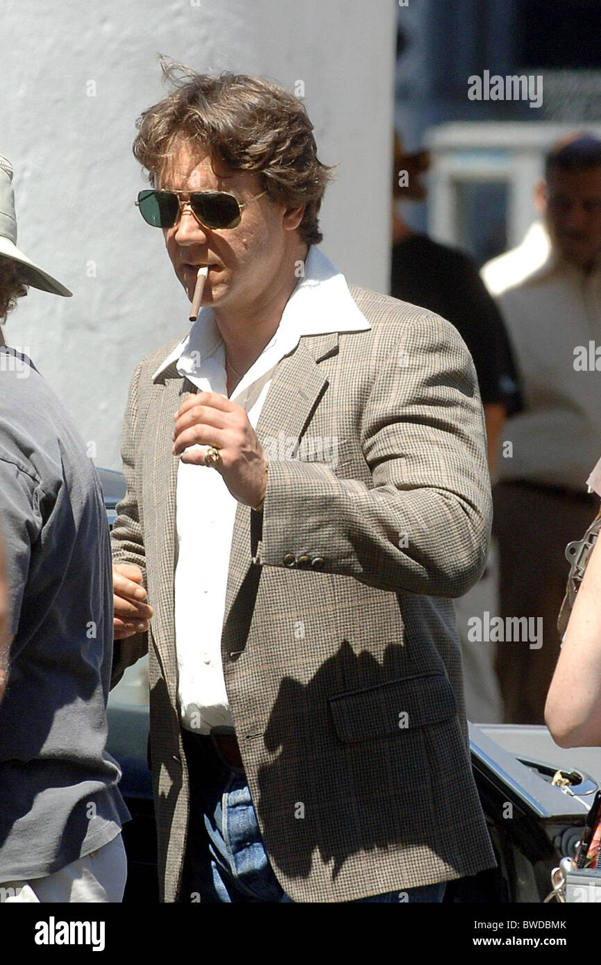 Russell Crowe on the set of 'AMERICAN GANGSTER' Stock Photo - Alamy