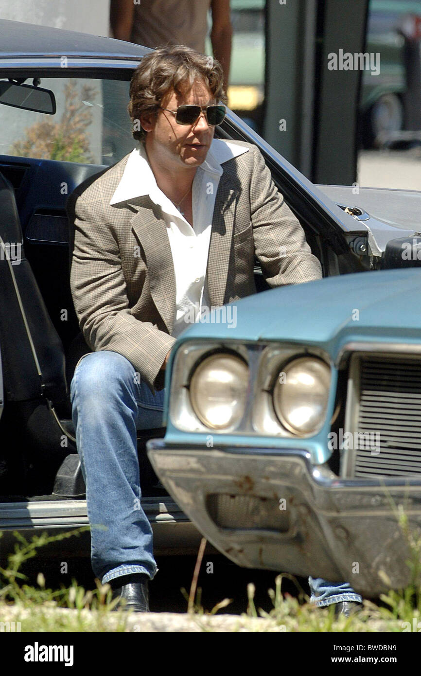 Russell Crowe on the set of 'AMERICAN GANGSTER' Stock Photo - Alamy