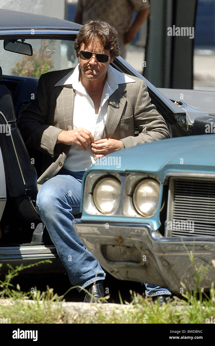 Russell Crowe on the set of 'AMERICAN GANGSTER' Stock Photo - Alamy