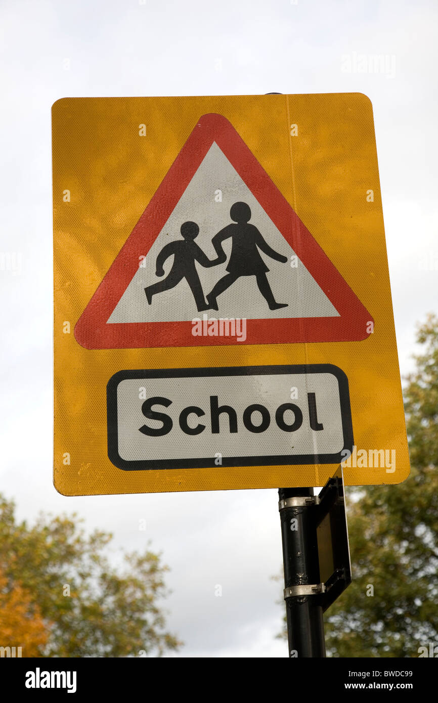 Road signs warning school children hi-res stock photography and images ...