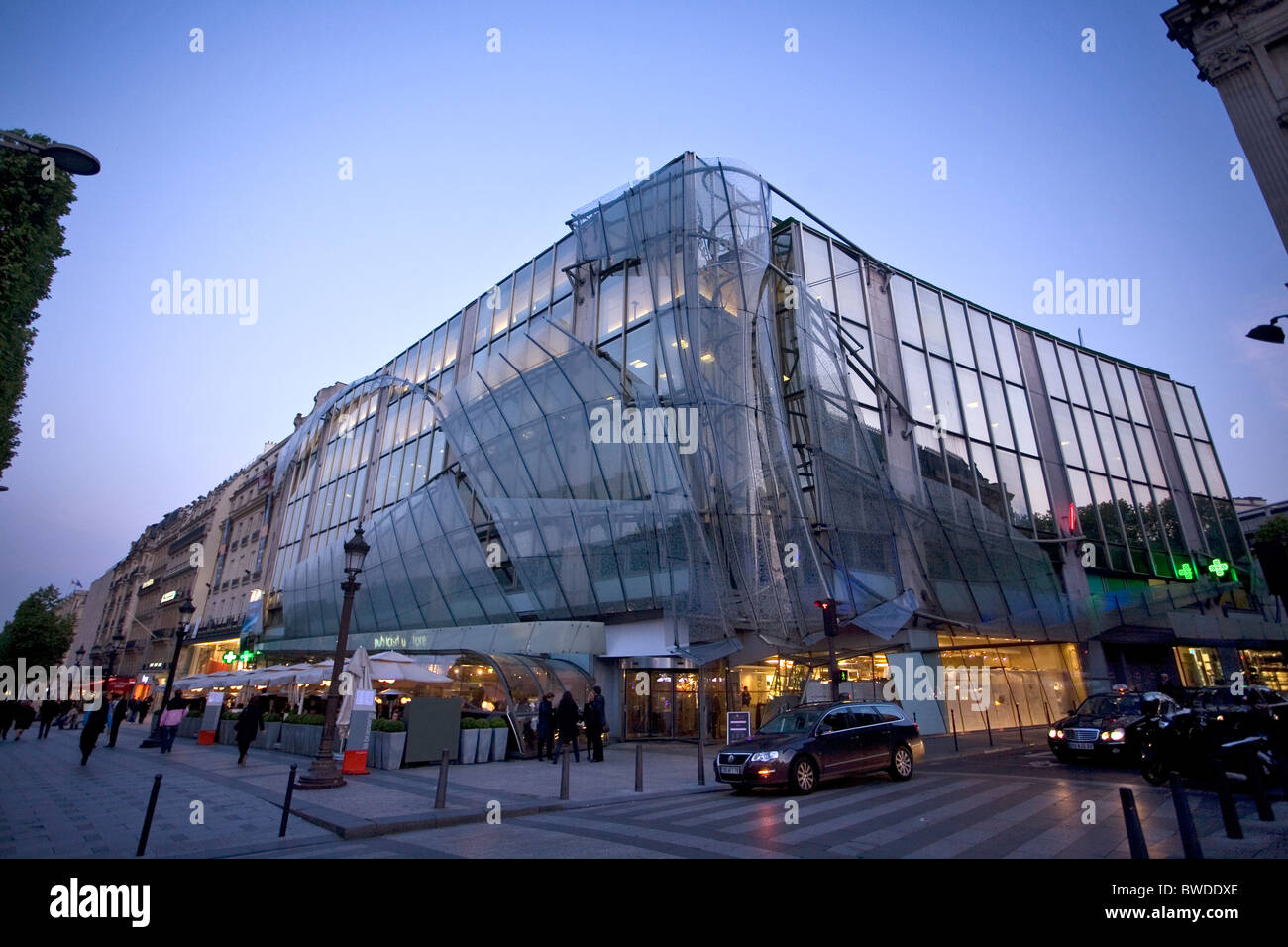 publicis drugstore on the champs-élysées Stock Photo - Alamy