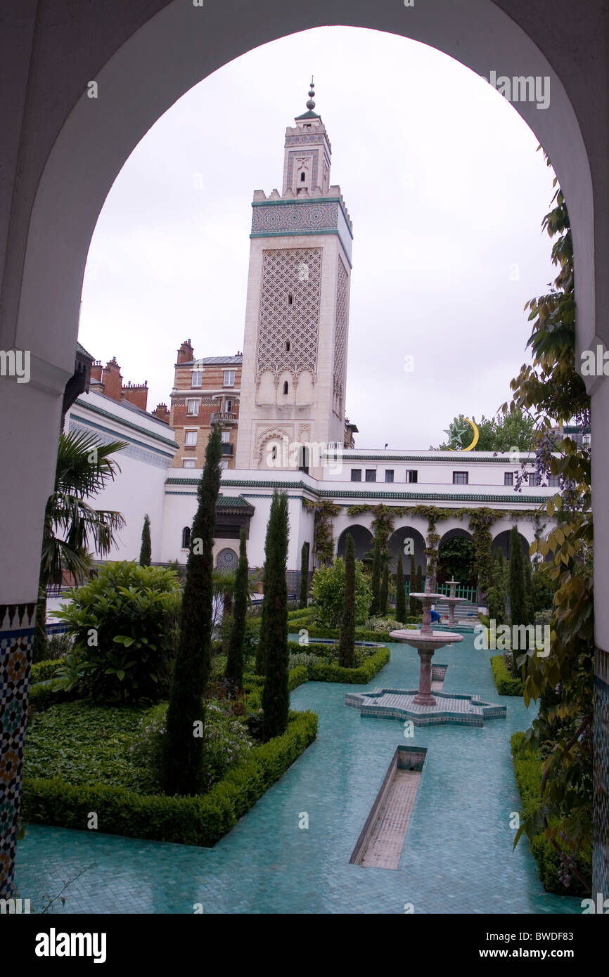 Islamic style courtyard garden tiles hi-res stock photography and ...