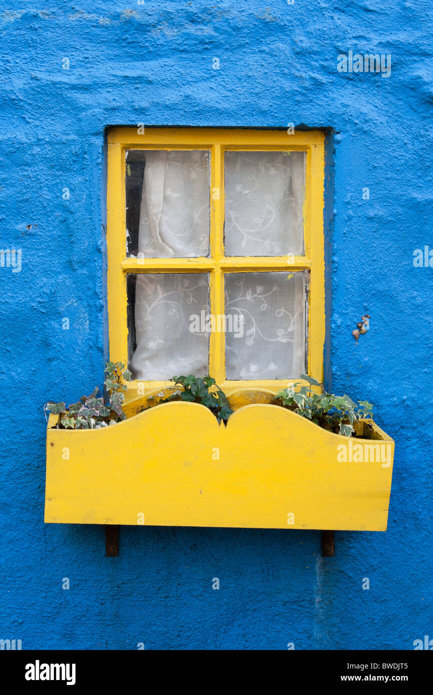 Yellow window hi-res stock photography and images - Alamy