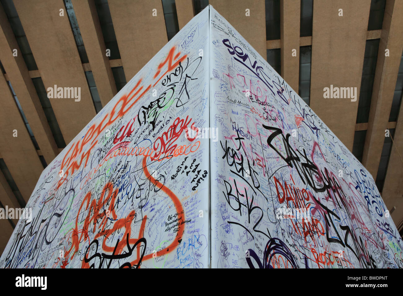 Signing wall hi-res stock photography and images - Alamy