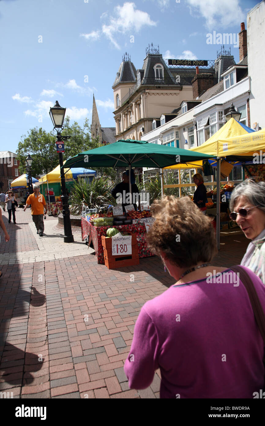 Shoppers in Poole High Street Stock Photo - Alamy