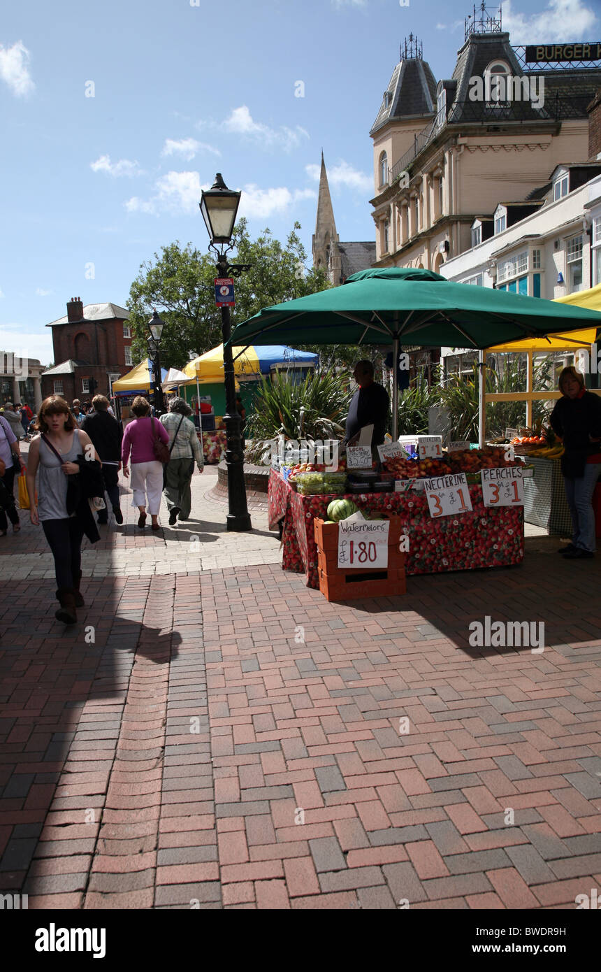 Shoppers in Poole High Street Stock Photo - Alamy