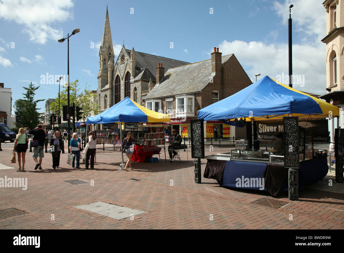 Shoppers in Poole High Street Stock Photo - Alamy