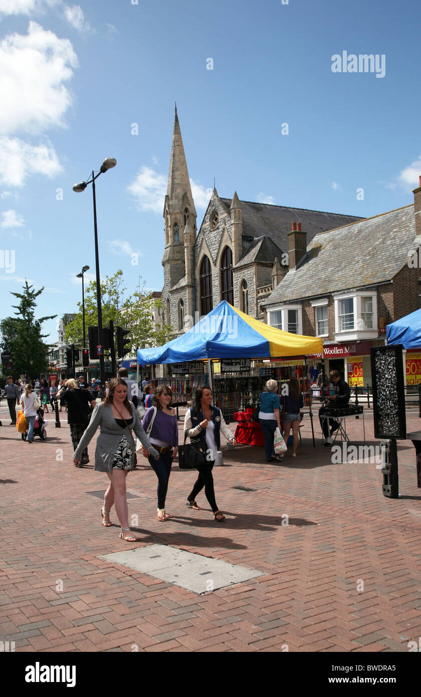 Shoppers in Poole High Street Stock Photo - Alamy