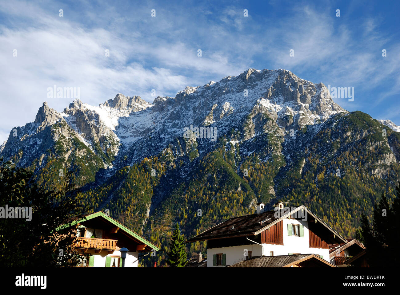 Alpine houses hi-res stock photography and images - Alamy