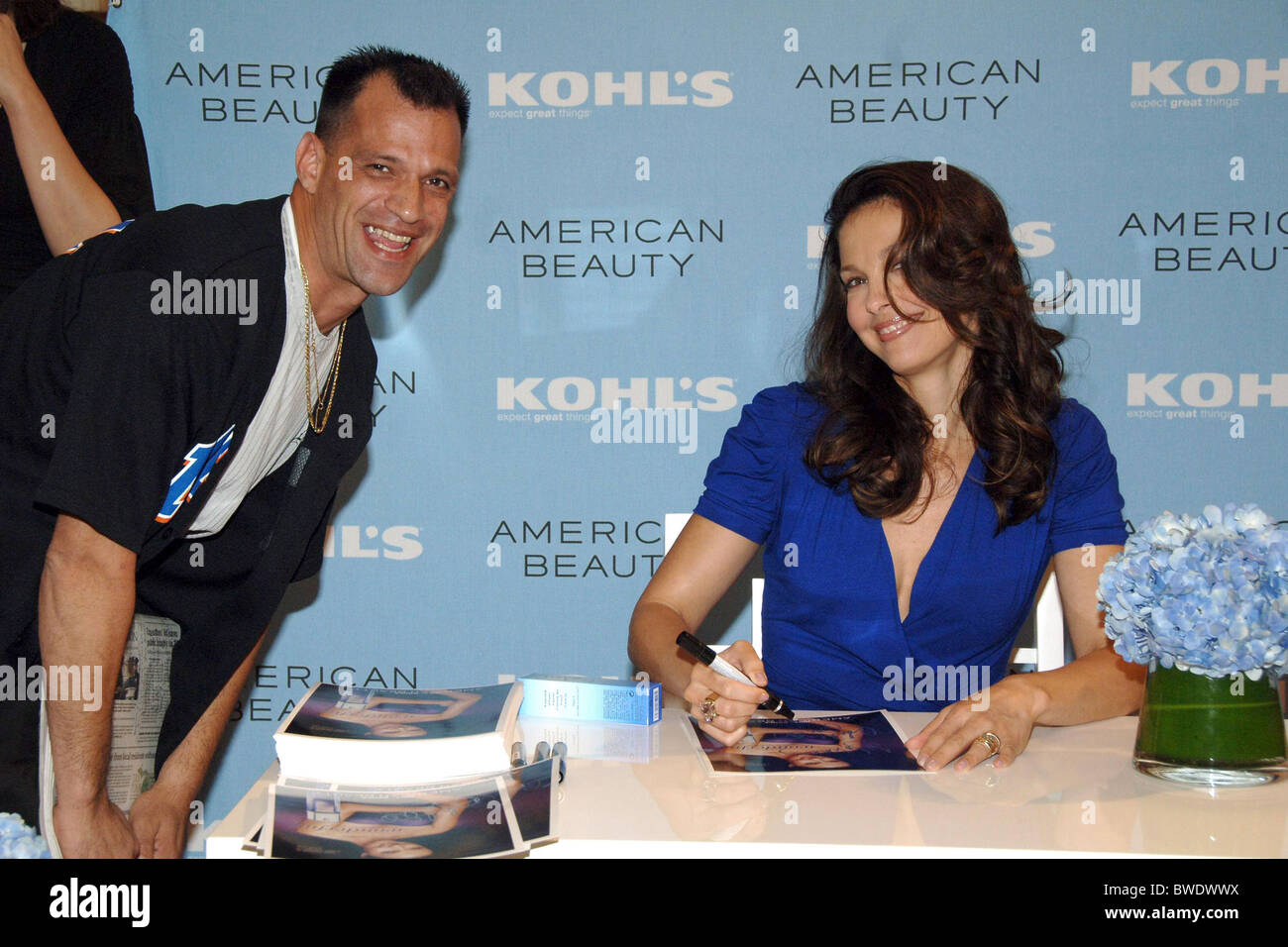 Ashley Judd Hosts Autograph Signing Stock Photo - Alamy