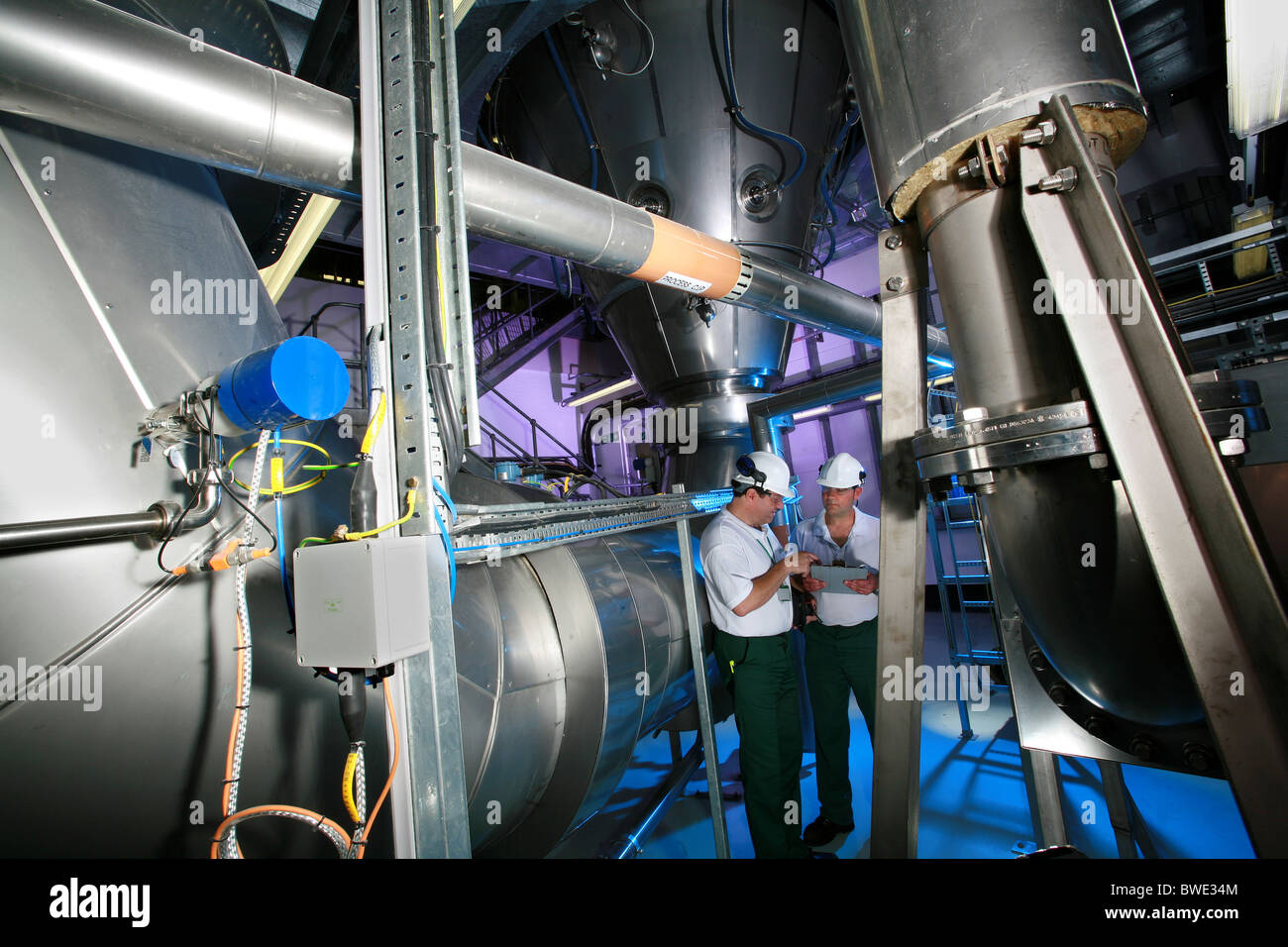 Technicians chemical plant hi-res stock photography and images - Alamy