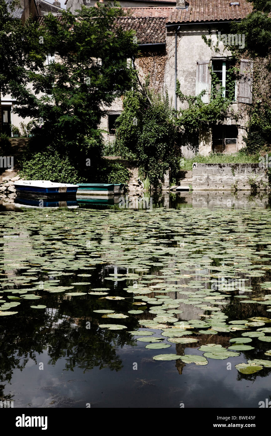 Run down house france hi-res stock photography and images - Alamy