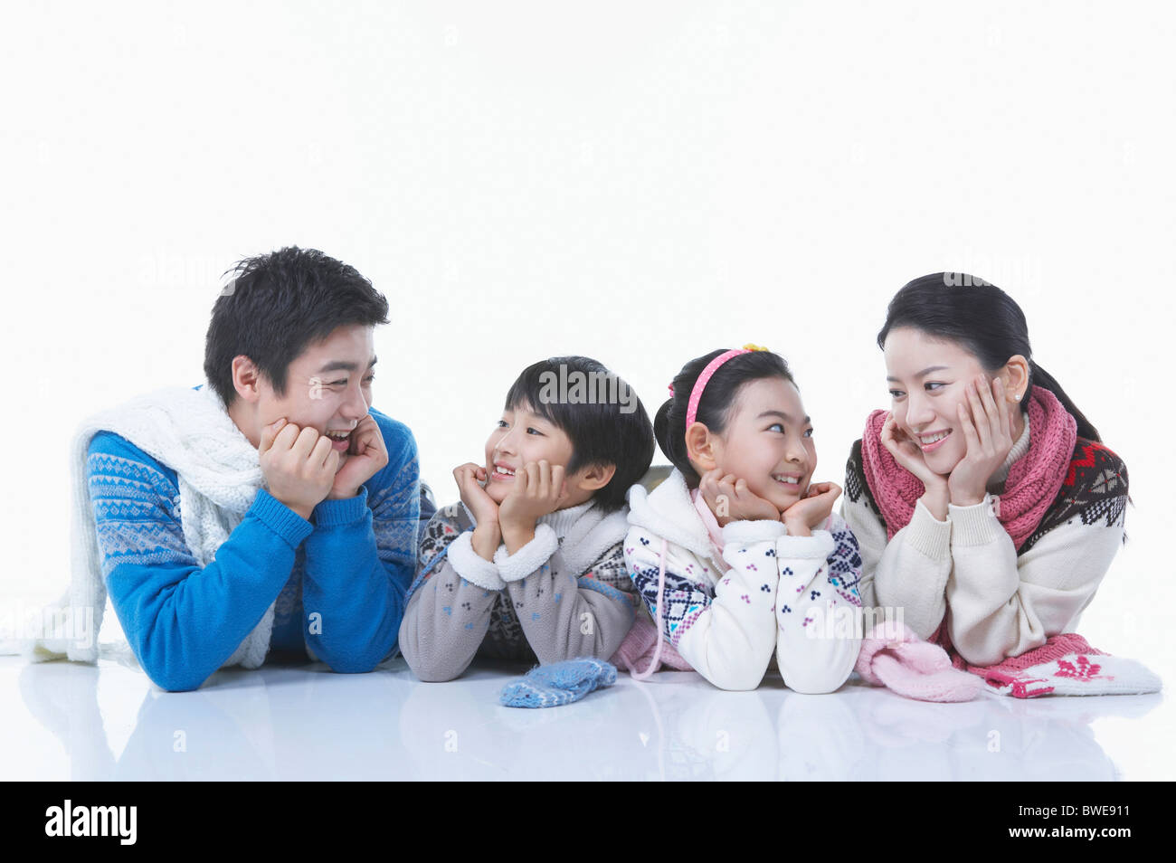 family members cup their chin in their hands Stock Photo - Alamy