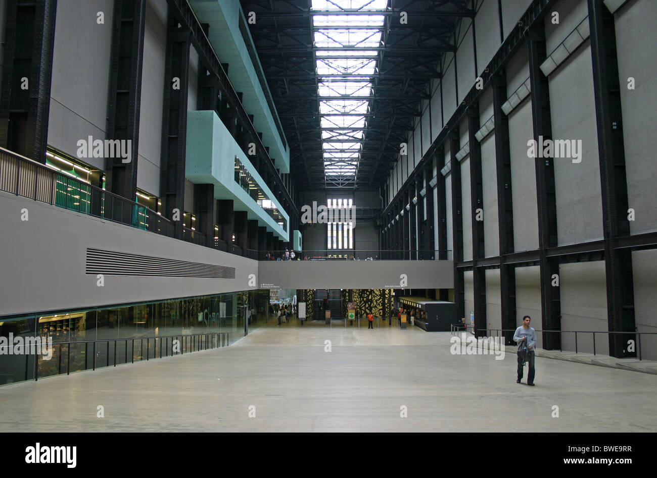The turbine hall in the Tate Modern art gallery on the Southbank in ...