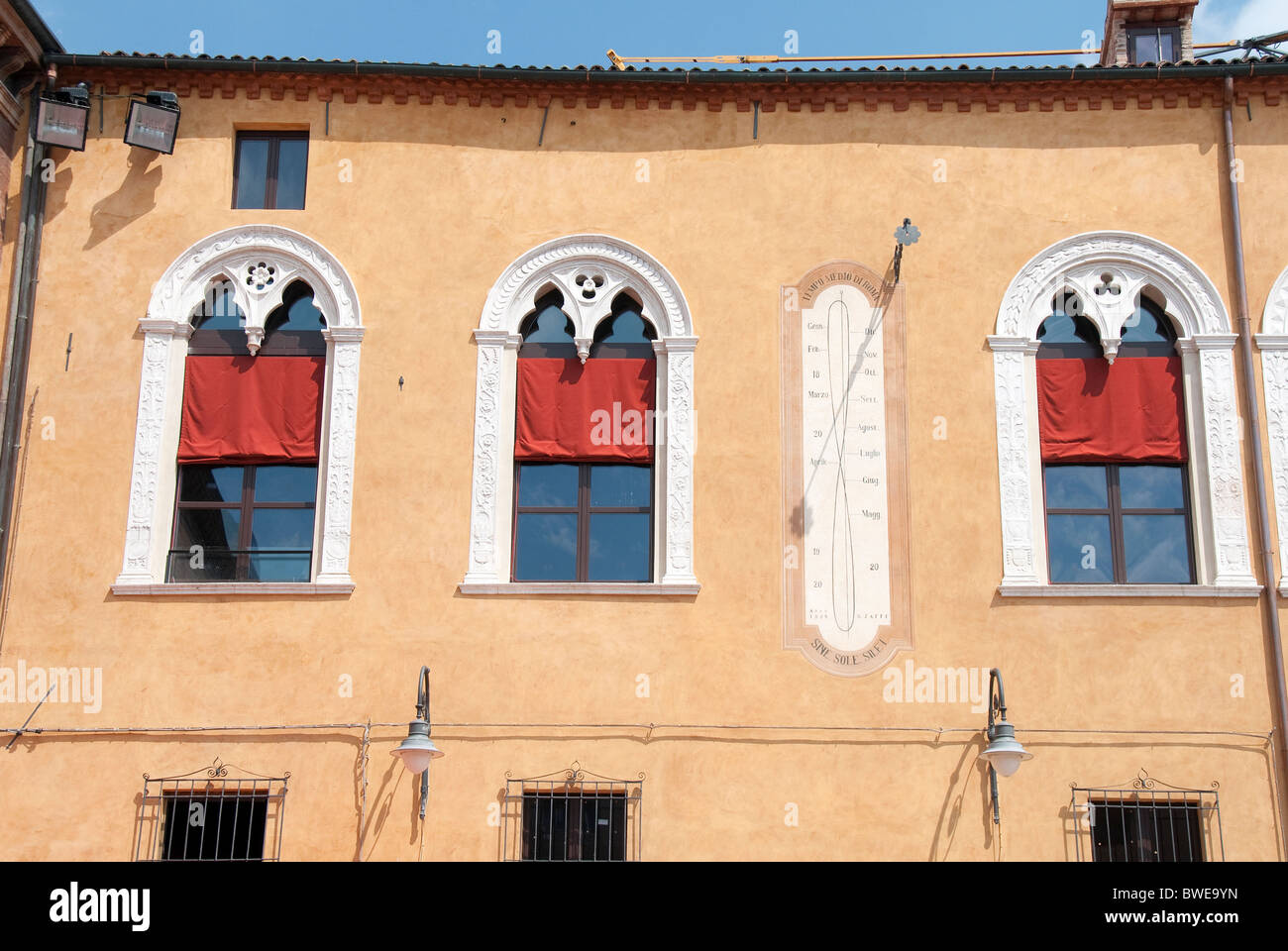 Sun dial hi-res stock photography and images - Alamy